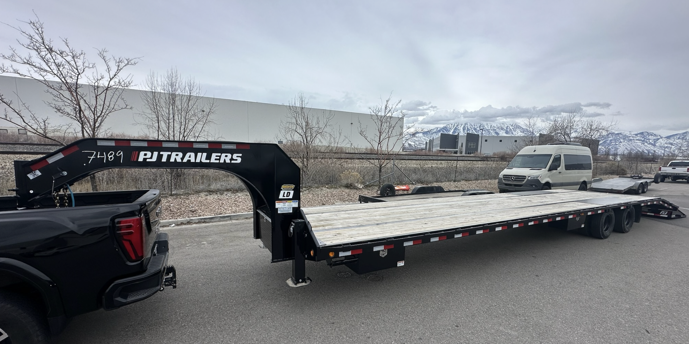 40PJ gooseneck with hydraulic ramp and landing gear | B&B Trailer Rentals