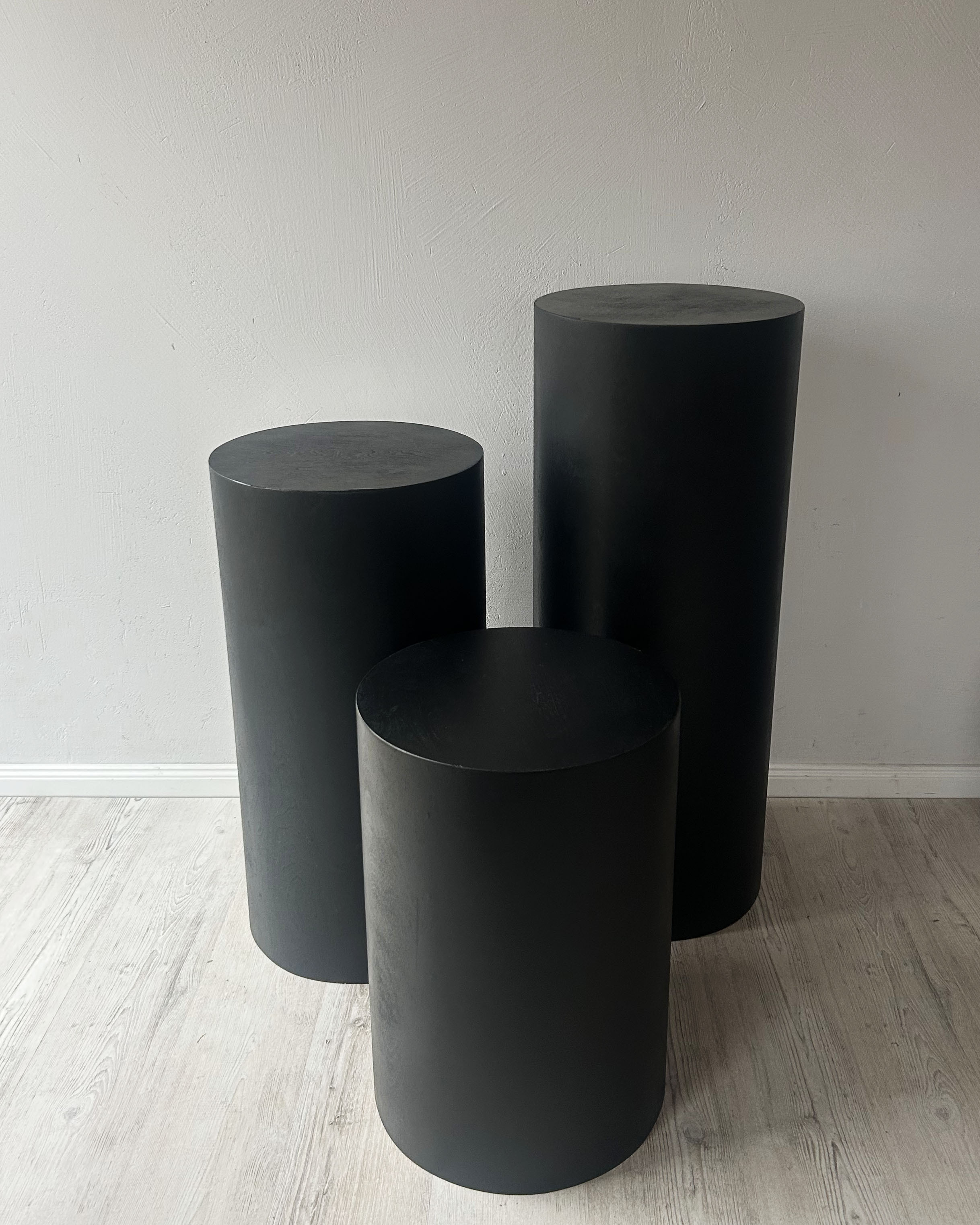 CYLINDER BLACK plinth 80 cm | VELVET