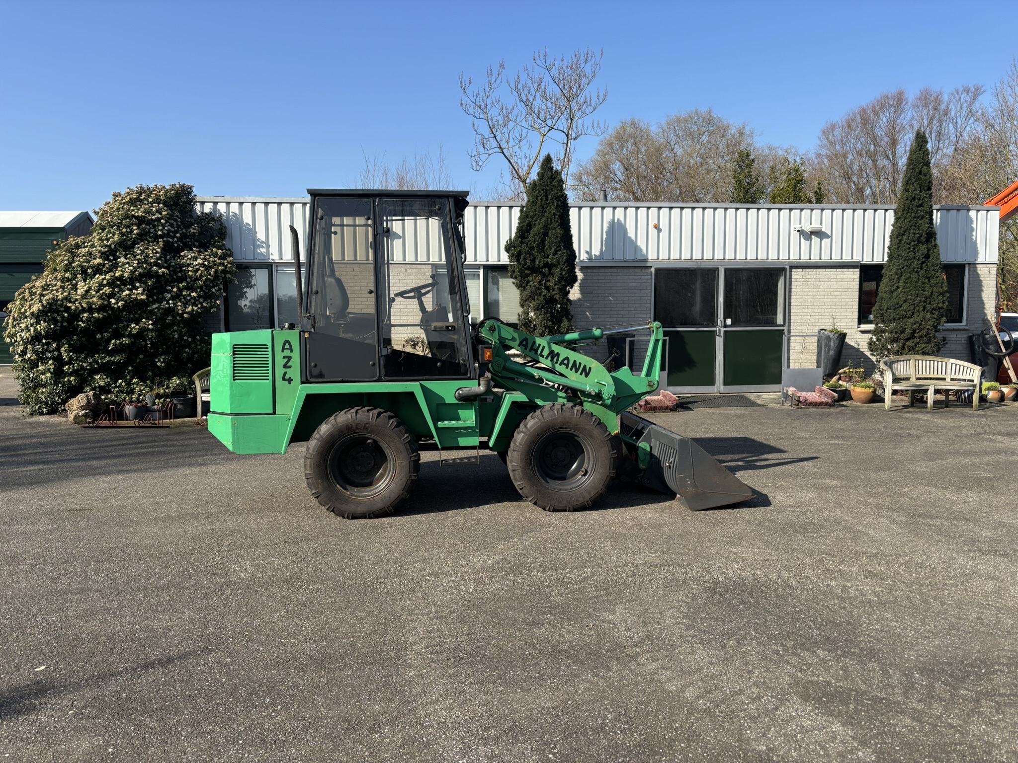 Ahlmann AZ4 Zwenklader verhuur | J.N.T. van Akkeren - Rental and Trading